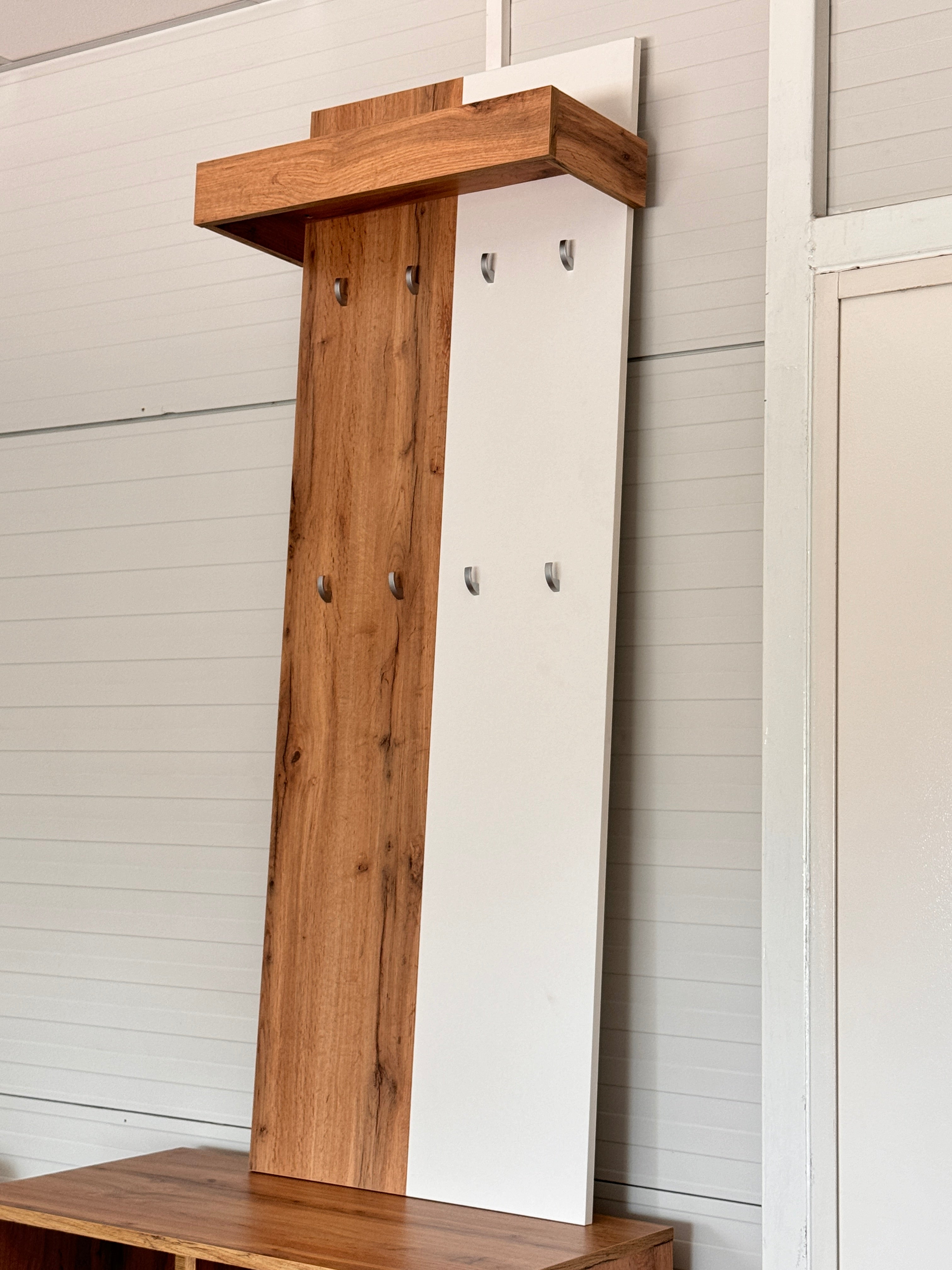 Cuier pentru hol Sambre alb cu stejar, design modern 55 cm lățime ...