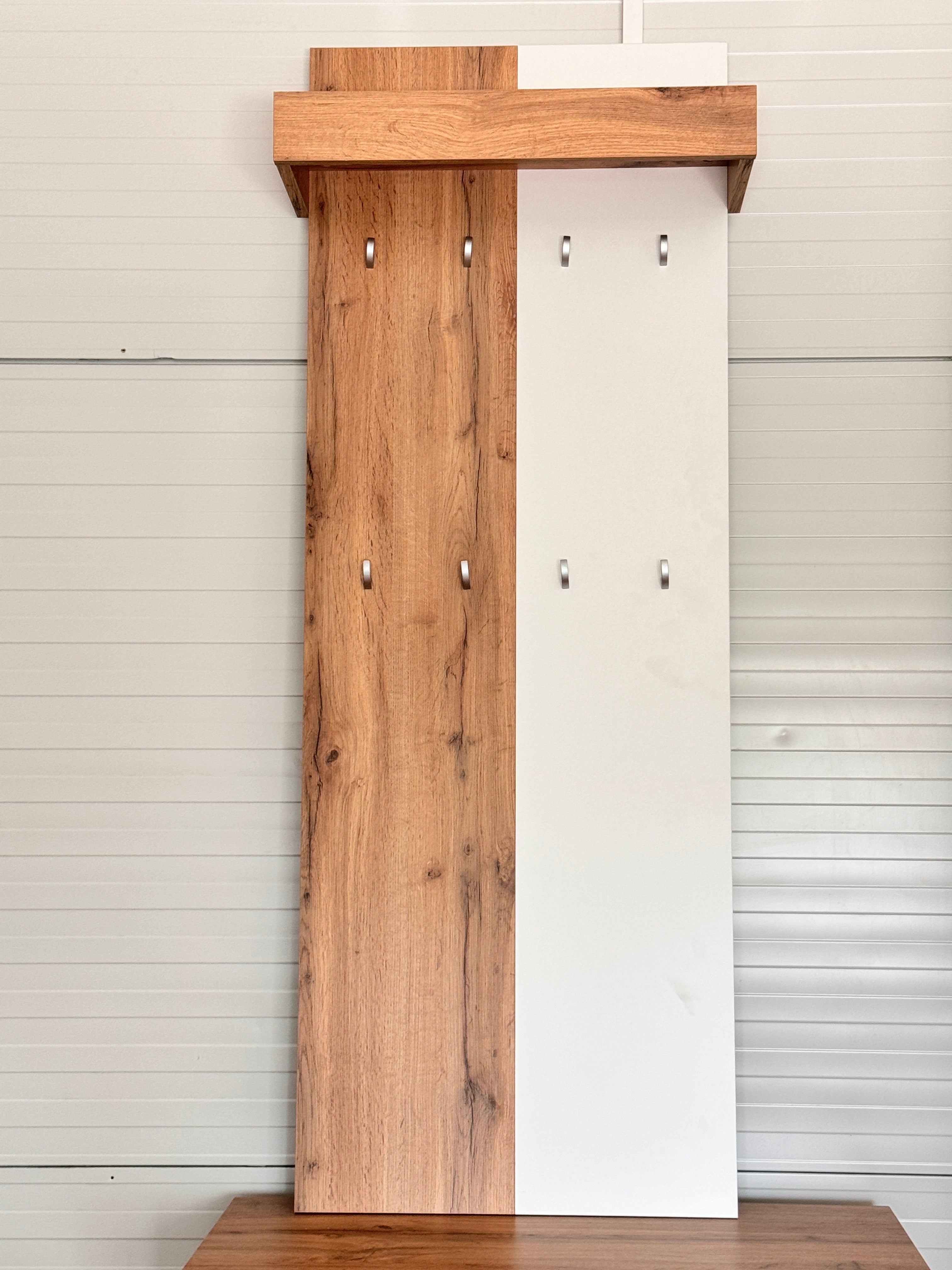 Cuier pentru hol Sambre alb cu stejar, design modern 55 cm lățime ...